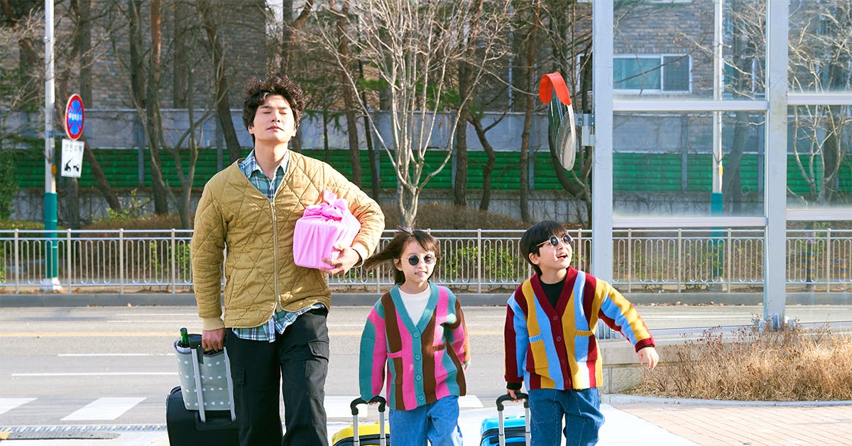 Lee Yi Kyung Stars as a Twin Uncle in the Hilarious New Drama “Marry YOU”